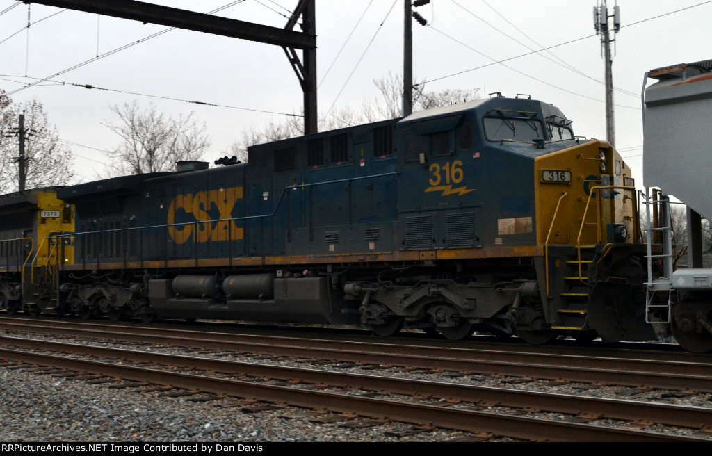 CSX AC44CW 316 on Q300-01